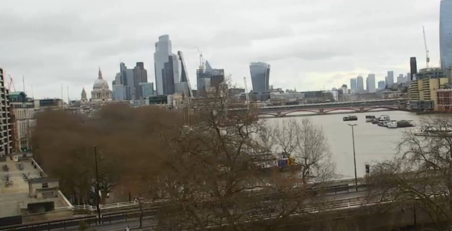 London skylines (Savoy Place) - Live Webcam in England 🎦