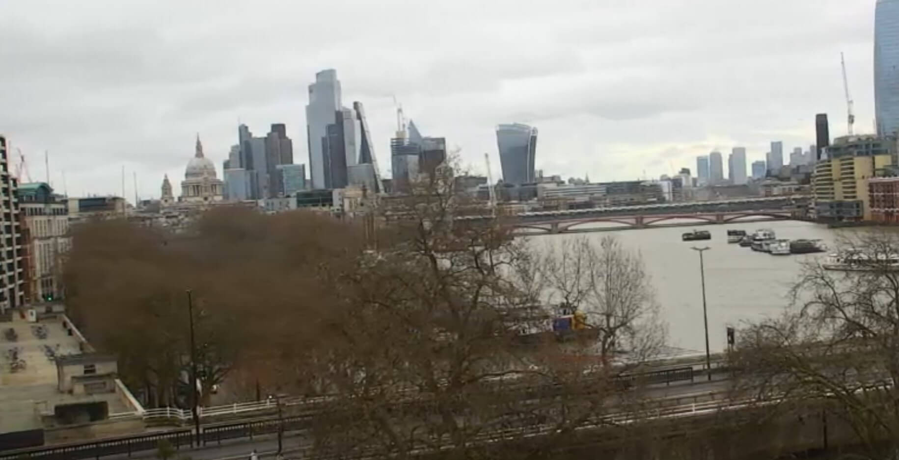 London skylines (Savoy Place) - Live Webcam 【 England